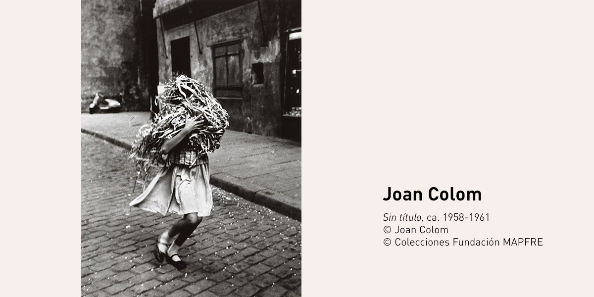 Girl walking and carrying papers - Fundación MAPFRE