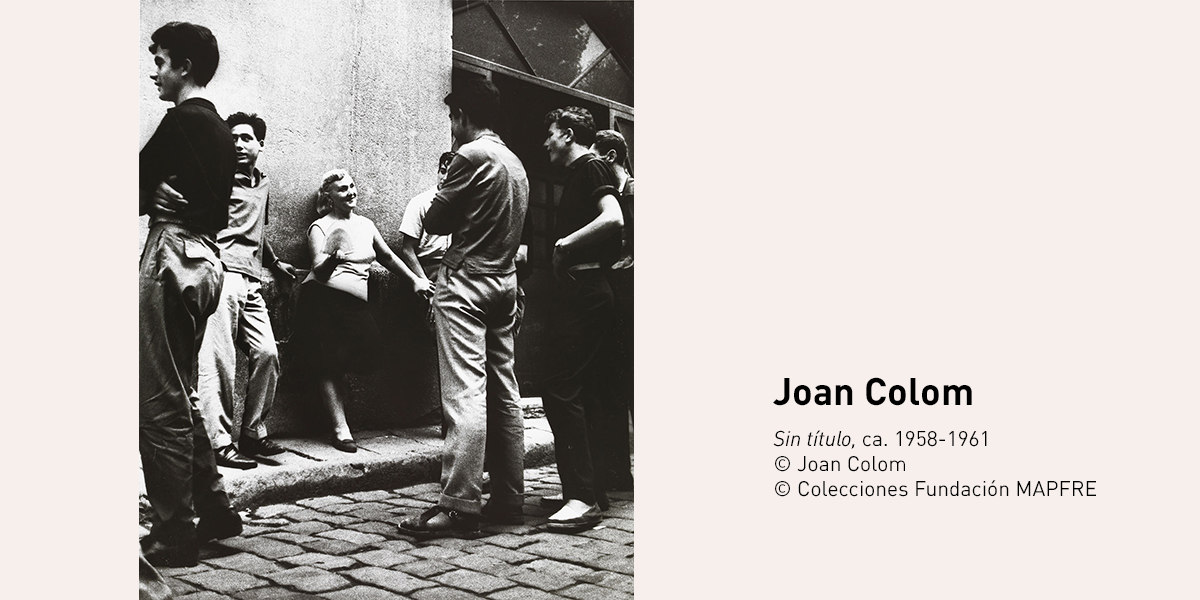 Two women and a man talking on the sidewalk. (Joan Colom)