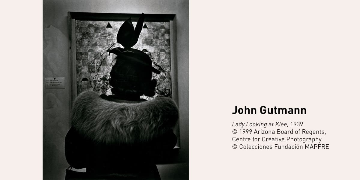 Photographic portrait Lady Looking at Klee - Fundación MAPFRE