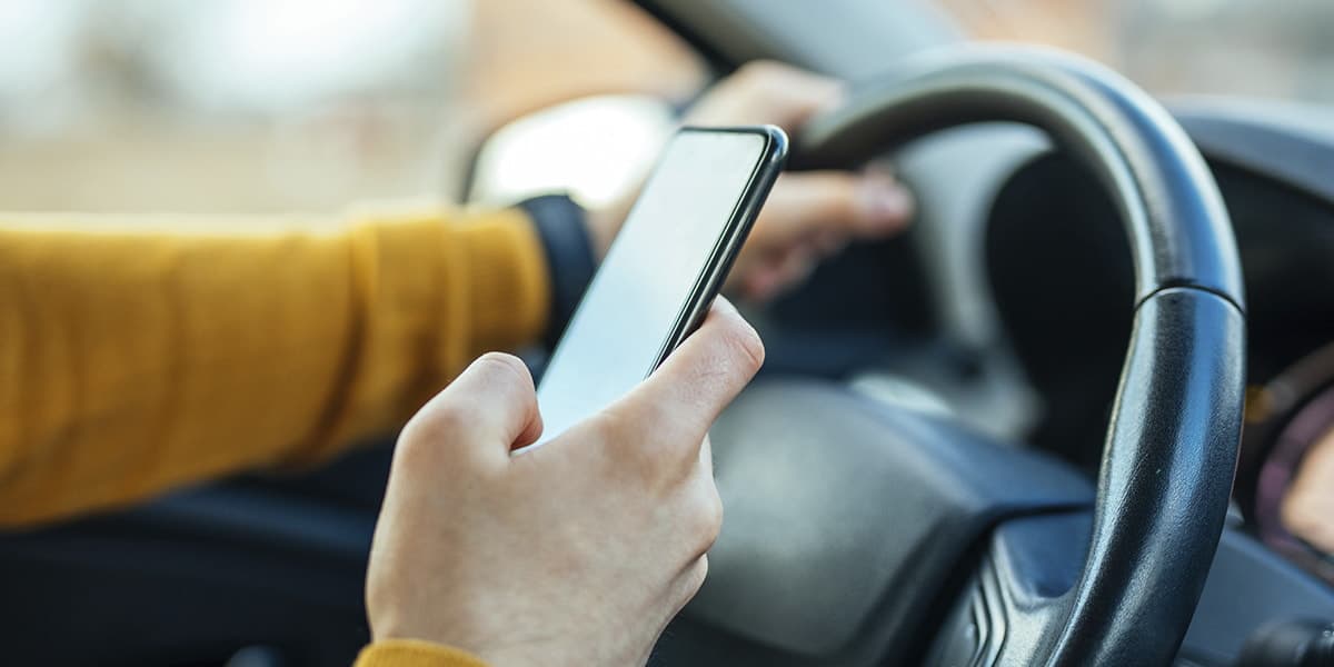 Evita las distracciones al volante - Fundación MAPFRE