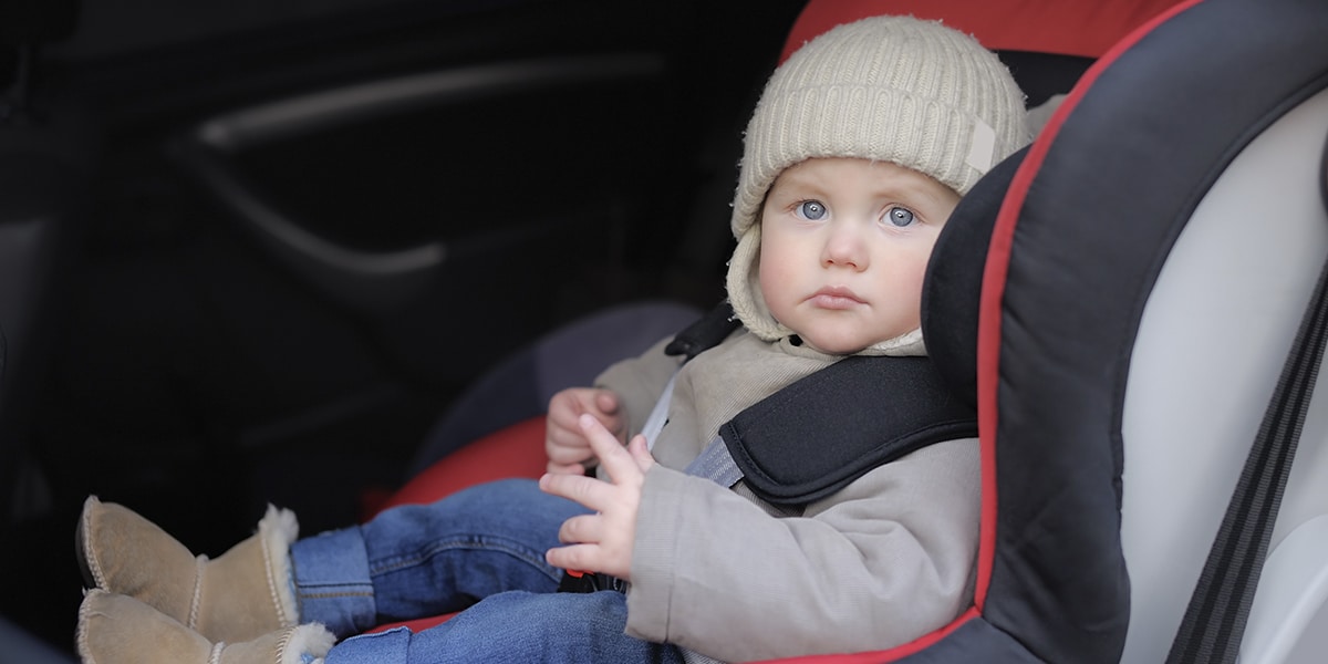 Colocar A Un Menor Con El Abrigo En La Silla De Niños